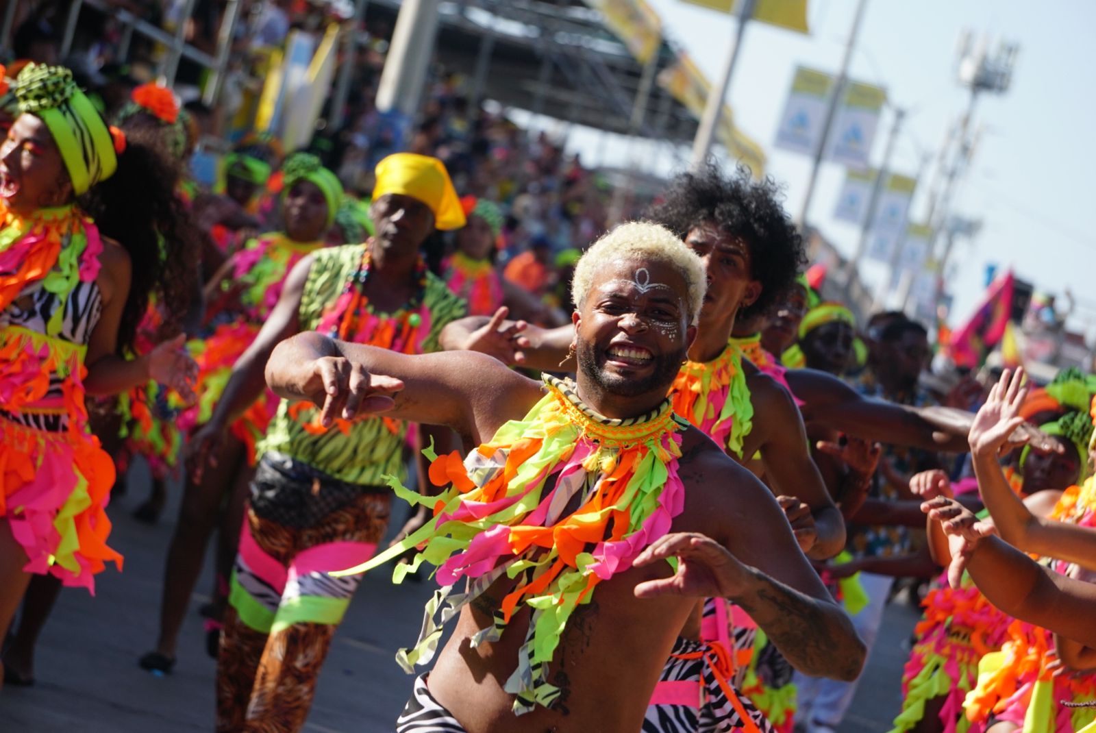 Una parada tradicional llena de folclor y alegría - Carnaval de ...