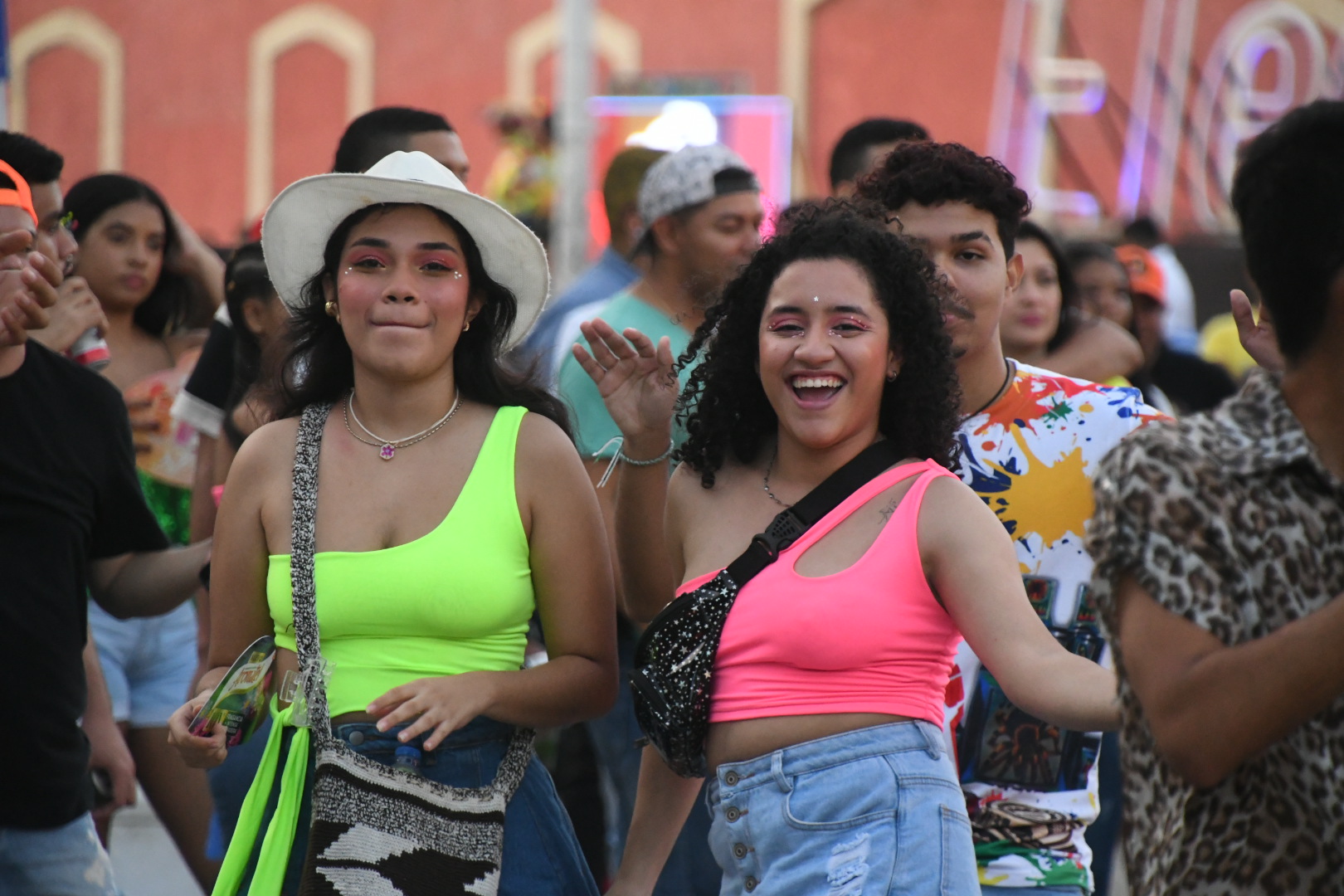 Baila la Calle enciende la pista de baile más grande del Carnaval ...